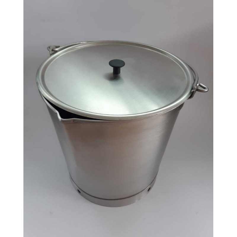 Secchio in acciaio inox, dotato di beccuccio e maniglia. Lavabile.