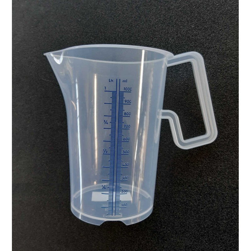Caraffa graduata in materiale PP (polipropilene) trasparente.